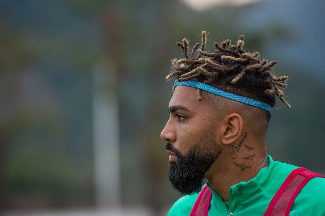Novo look: Gabigol muda penteado mais uma vez e exibe dreads ...